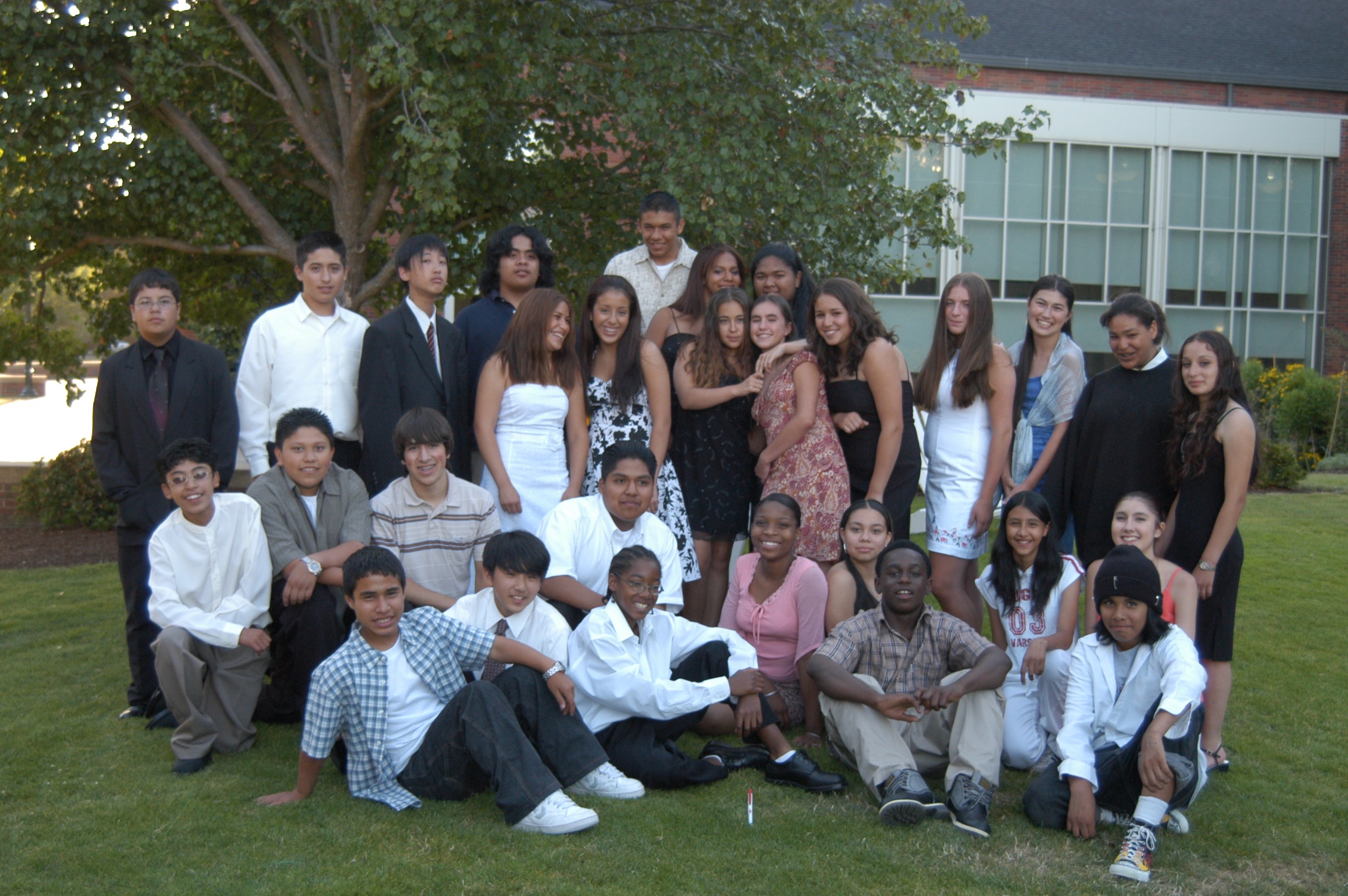 Willamette Academy Class of 2007 gathered on a lawn.